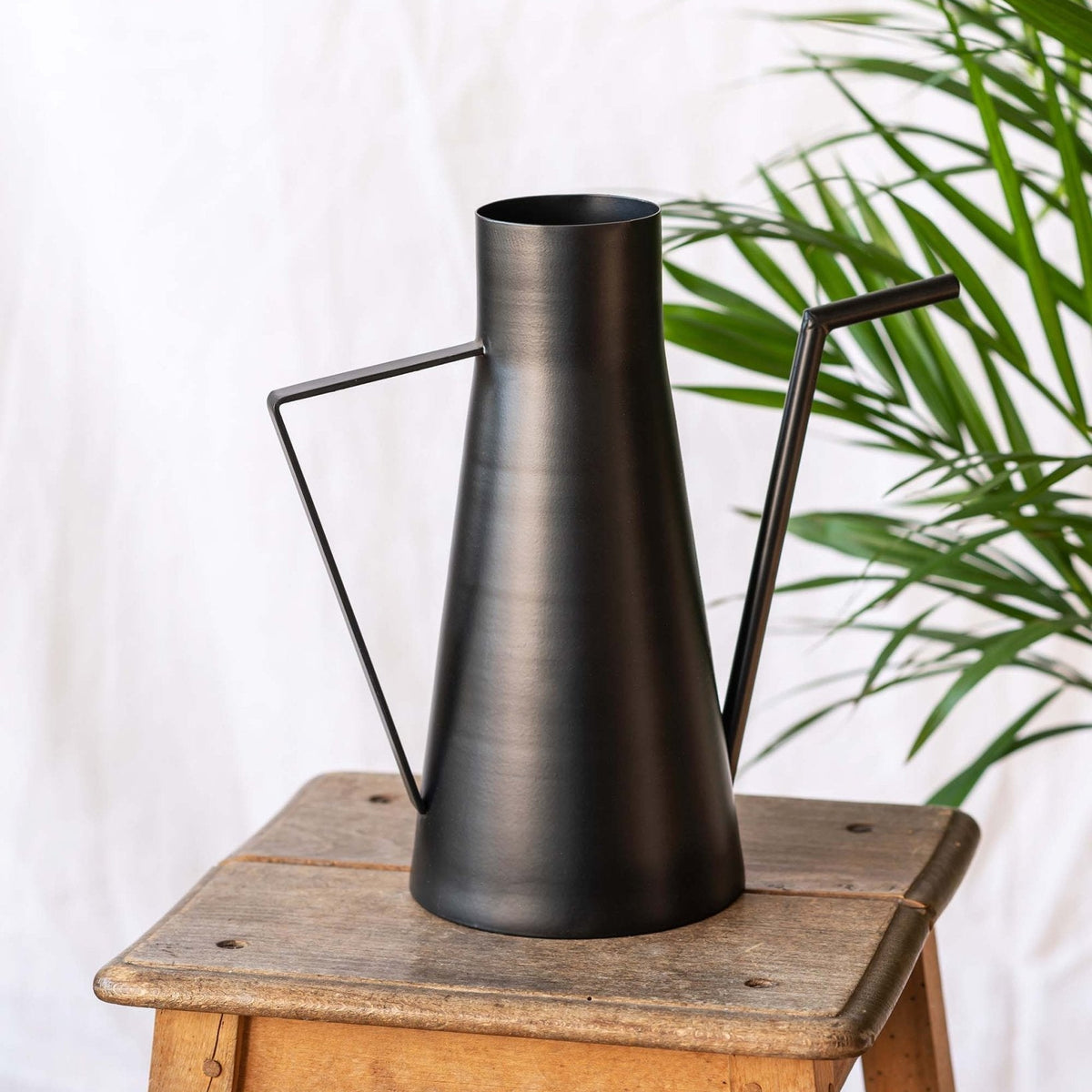 Arrosoir aztek moderne pour arroser ma plante d'intérieur